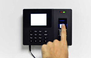 Mana yang Lebih Baik? Perbandingan Absensi Karyawan Fingerprint vs ...